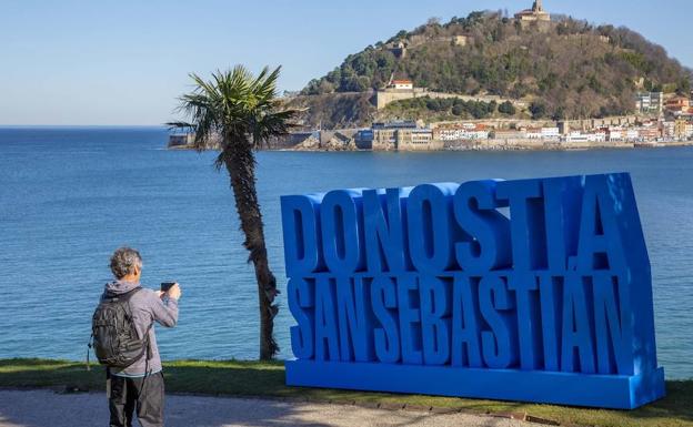 Un letrero para la postal de la bahía de San Sebastián | El Diario Vasco