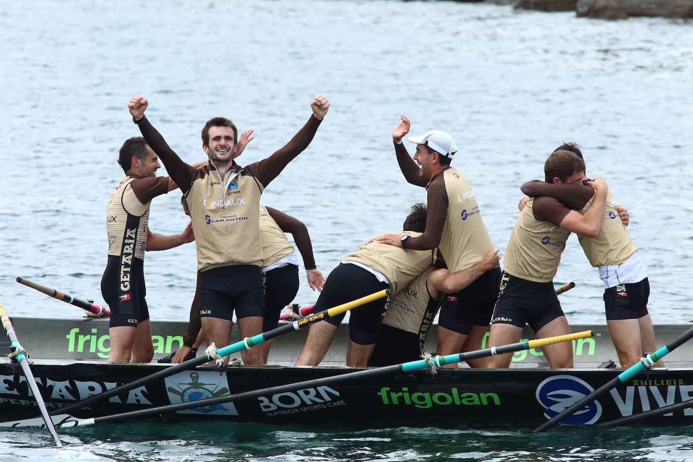 La trainera de Getaria gana y dedica la bandera al remero Andoni ...