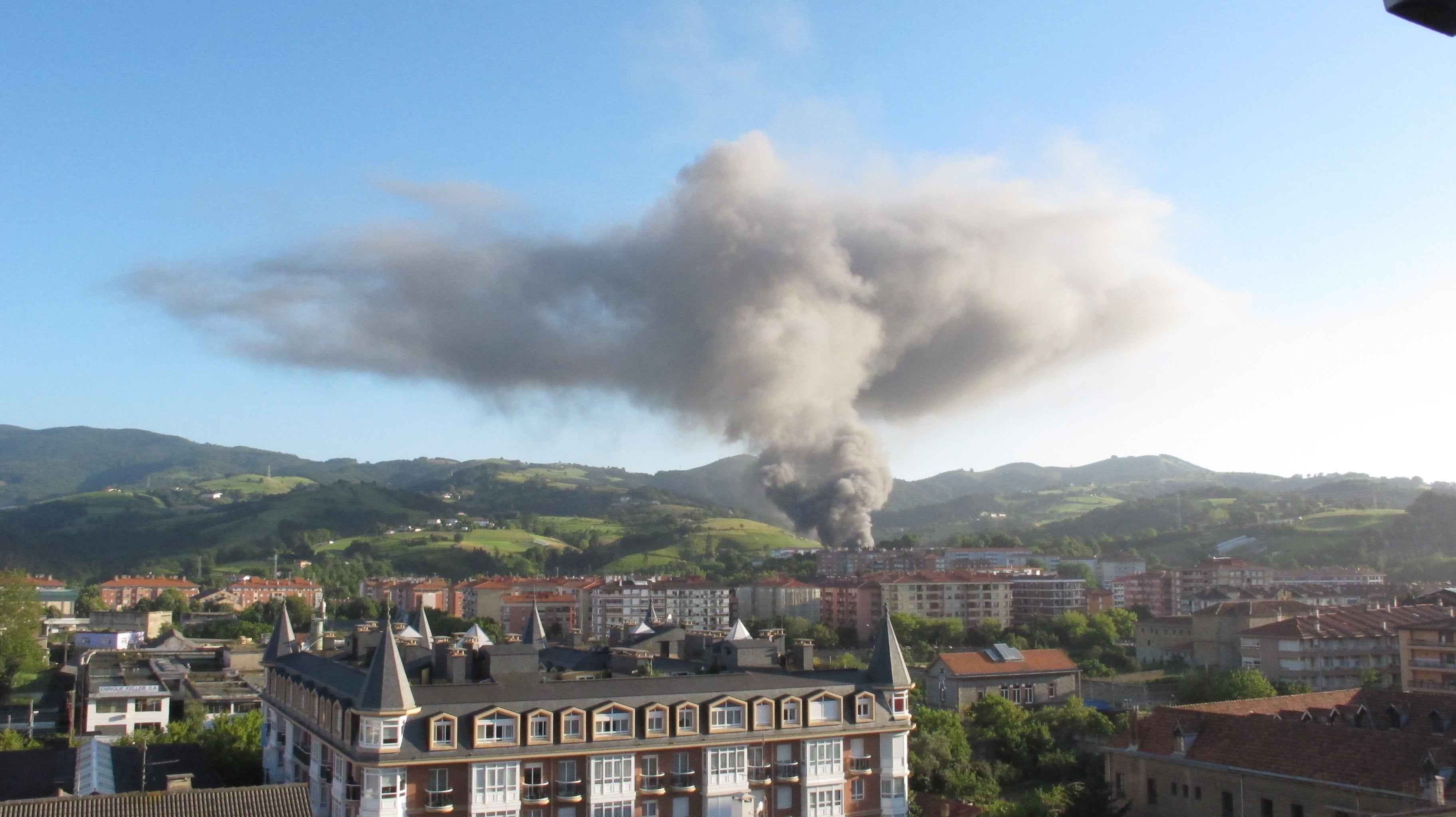 Un incendio calcina un pabellón en Zarautz sin causar heridos | El ...