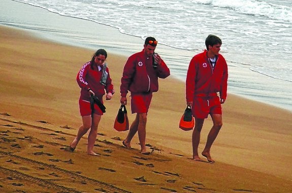 Los socorristas inician sus tareas en la playa | El Diario Vasco