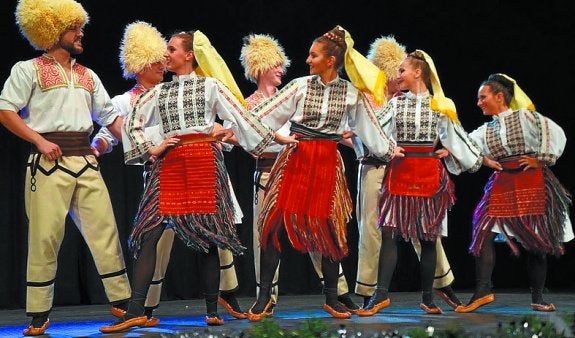 El grupo Orce Nikolov baila el viernes en el Festival Isla de los ...